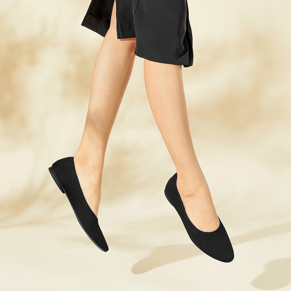 Tamia Comfortable Round-Toe Ballet Flats in Black | VIVAIA