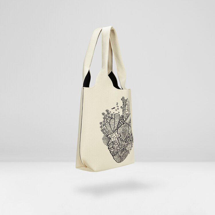 Yoki Tote Bag in Ocean Heart-Sustainable & Washable Knitbags | VIVAIA