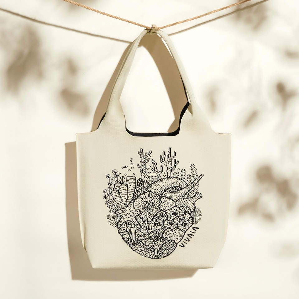 Yoki Tote Bag in Ocean Heart-Sustainable & Washable Knitbags | VIVAIA