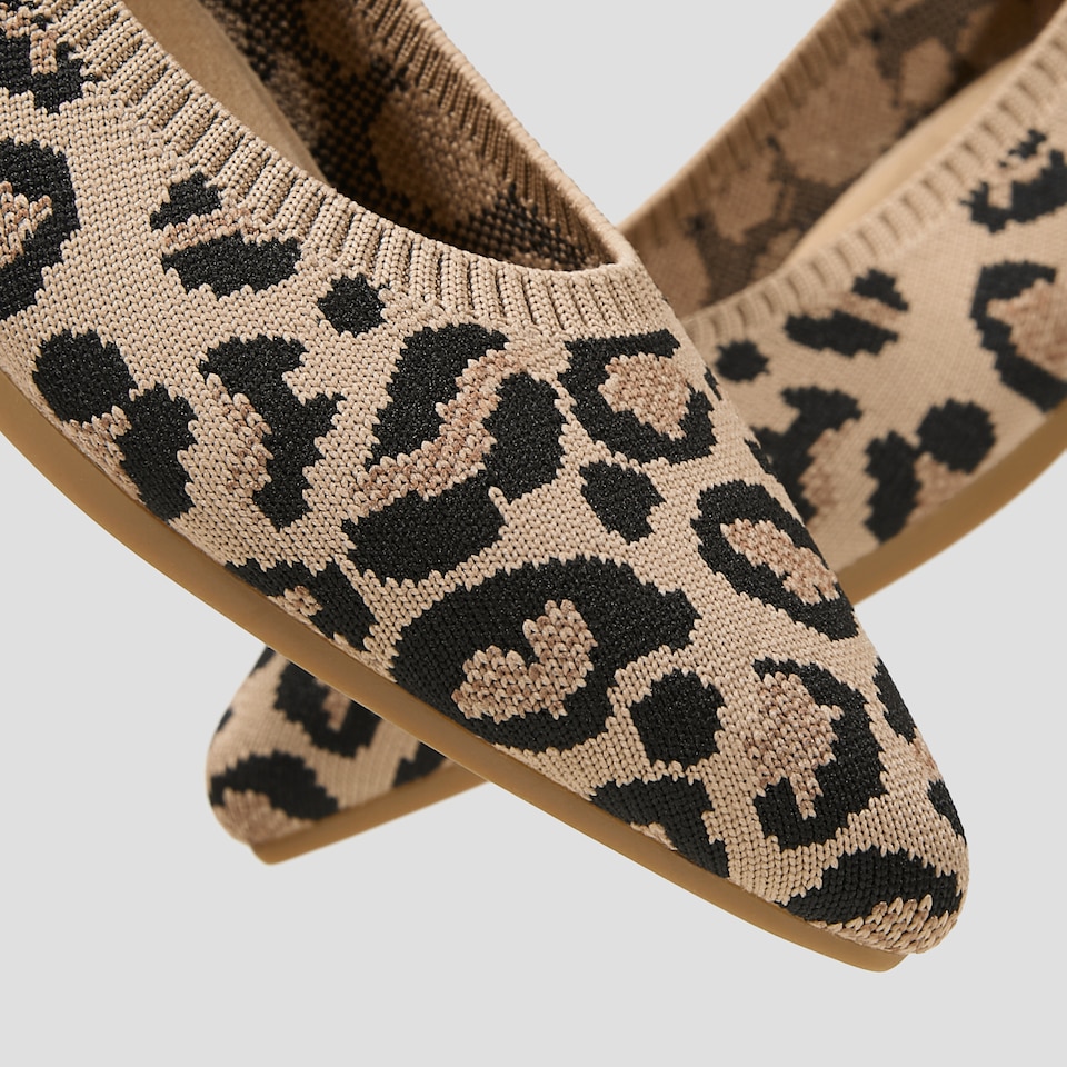 Aria5° Inspiration Pointed Toe Ballet Flats with Arch Support in Dark ...